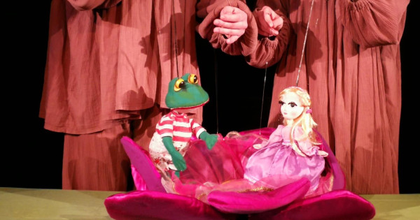 Андерсеновата приказка „Палечка“ отново оживява на сцената на кукления ...